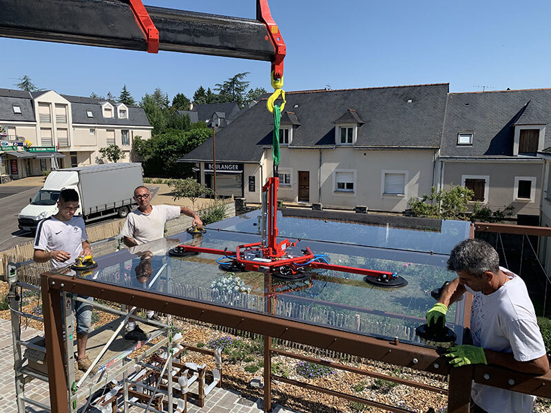 Mise en place toiture abri bus Bouchemaine (49) - Menuiserie Miroiterie ...